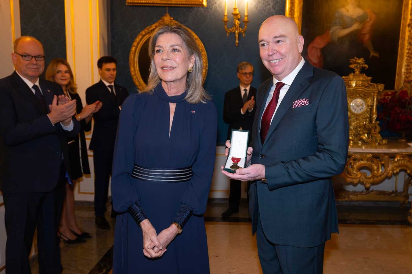 La princesse Caroline remet une distinction à sa sœur Stéphanie lors de ...