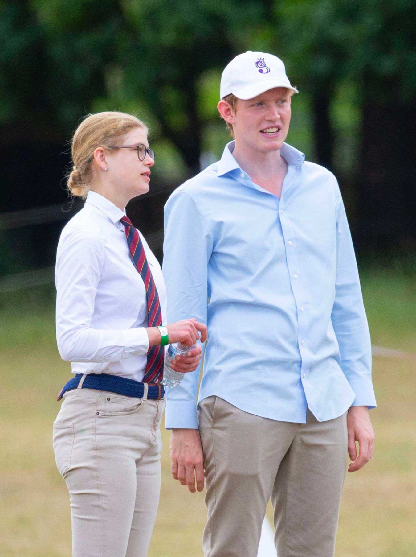 Lady Louise läuft zum ersten Mal in Militäruniform neben ihrem Freund über den Laufsteg