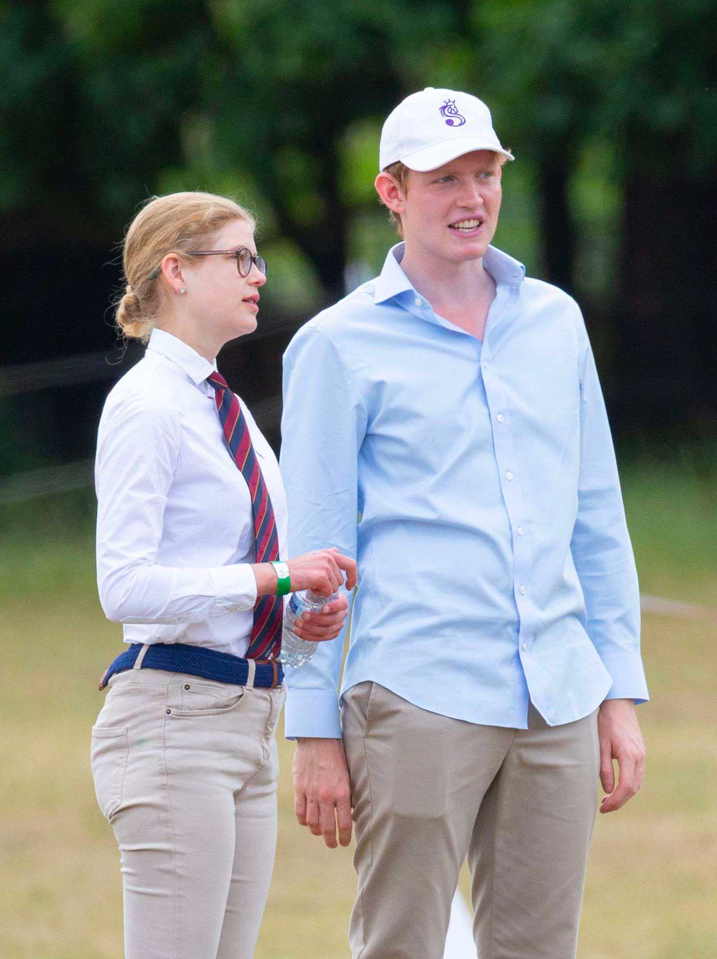 Lady Louise défile pour la première fois en uniforme militaire à côté ...