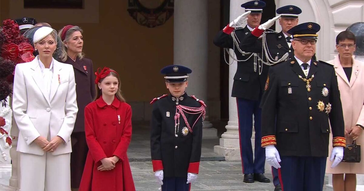 Die Grimaldis versammeln sich im Ehrenhof des Palastes um Fürst Albert ...