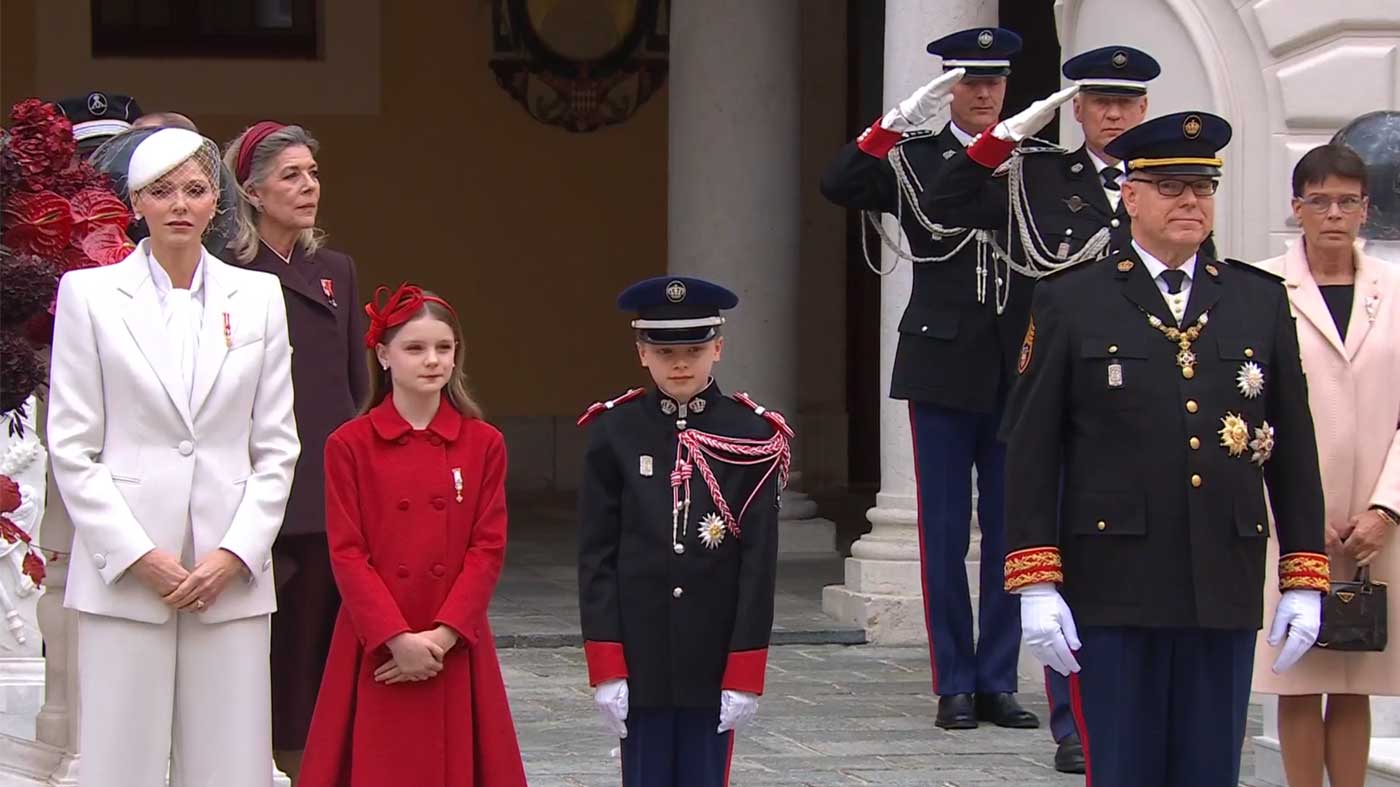 Die Grimaldis versammeln sich im Ehrenhof des Palastes um Fürst Albert ...