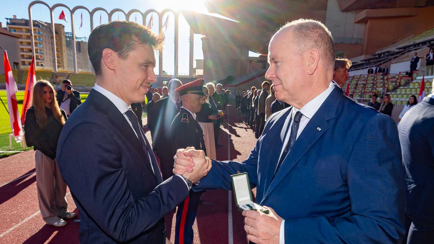 Le prince Albert II récompense son neveu Louis Ducruet sous le regard ...