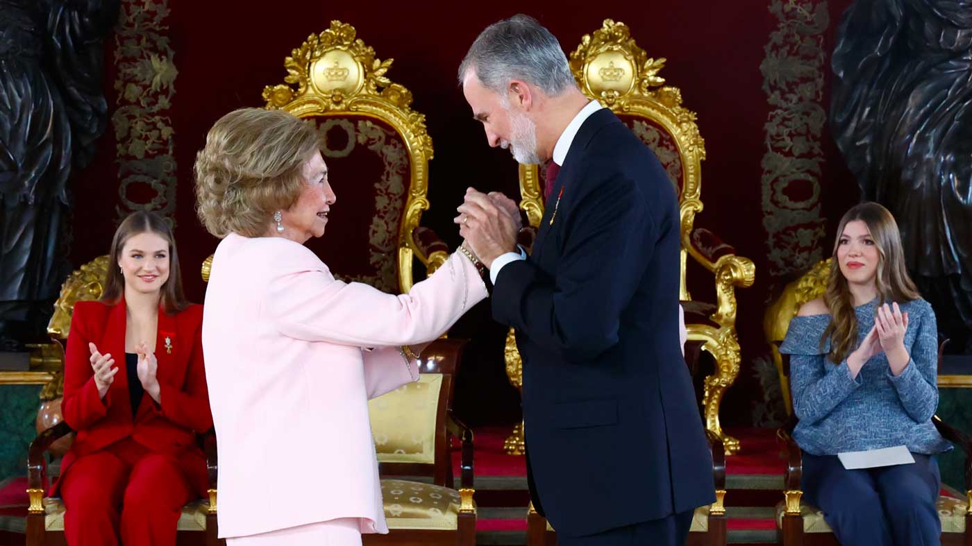 La reine Sofia reçoit l'ordre de la Toison d'or des mains de son fils ...