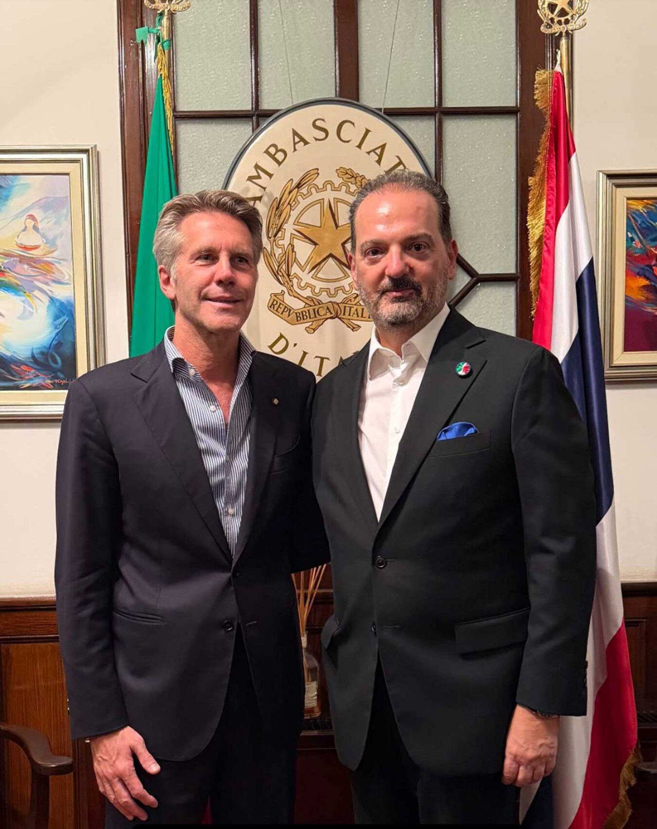 Prinz Emanuele Filiberto würdigt Königin Sirikit im Thronsaal des ...