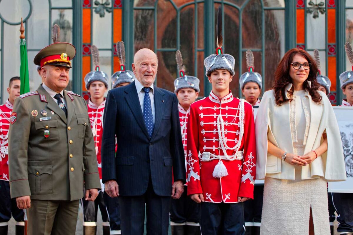 Le prince Siméon rejoint la Garde de la jeunesse bulgare sous le regard ...