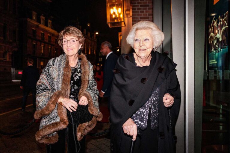La princesse Beatrix et la princesse Margriet assorties lors de leur ...