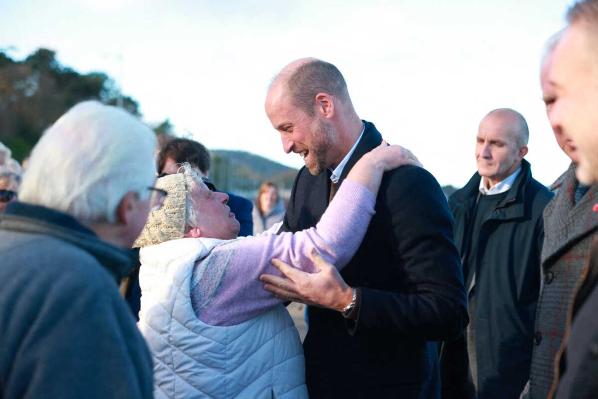 Le prince William se promène sur une plage du pays de Galles