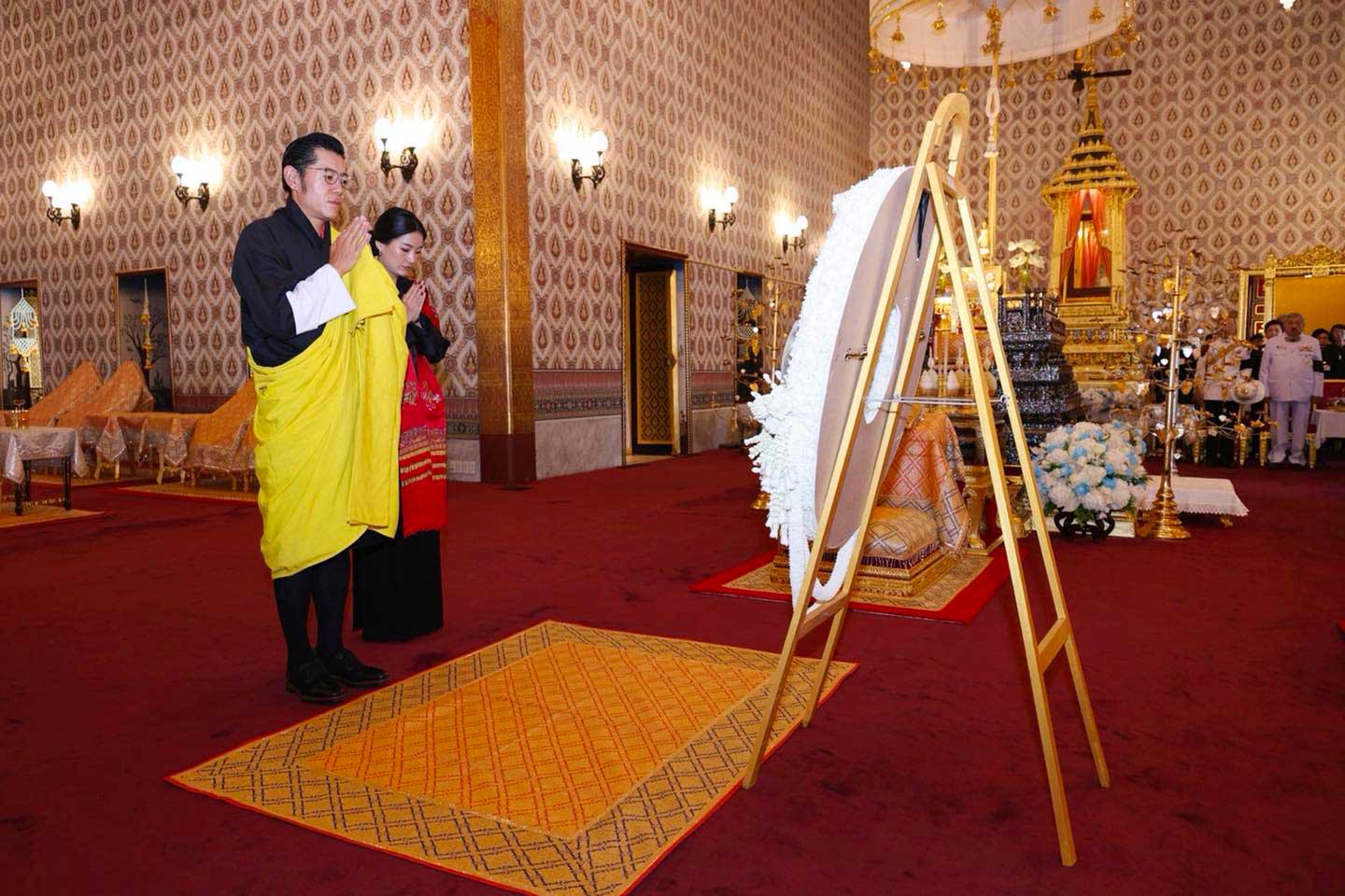 Le roi et la reine du Bhoutan présentent leurs condoléances à Rama X en ...