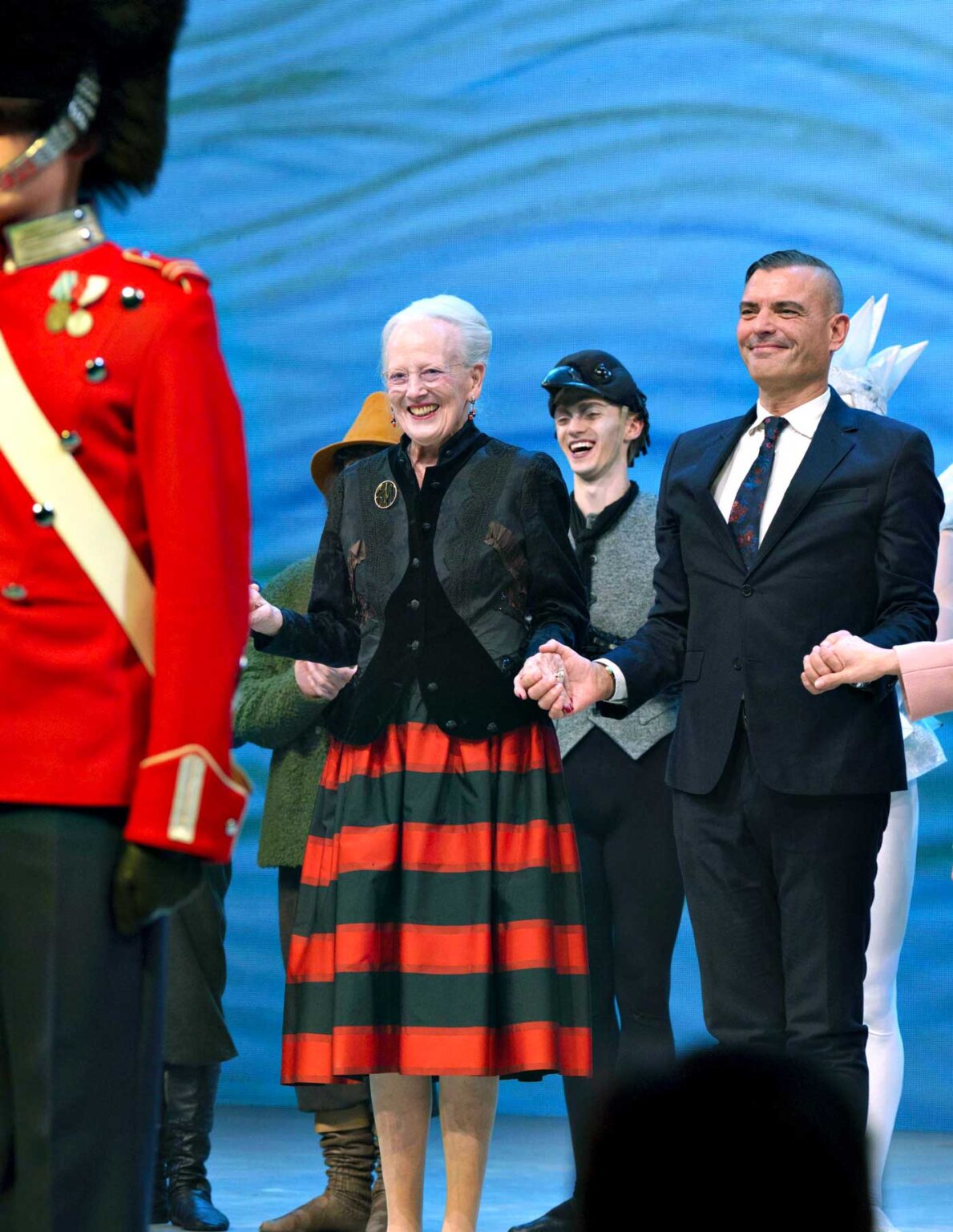 La reine Margrethe applaudie par la reine Sonja et le comte Nikolai sur ...