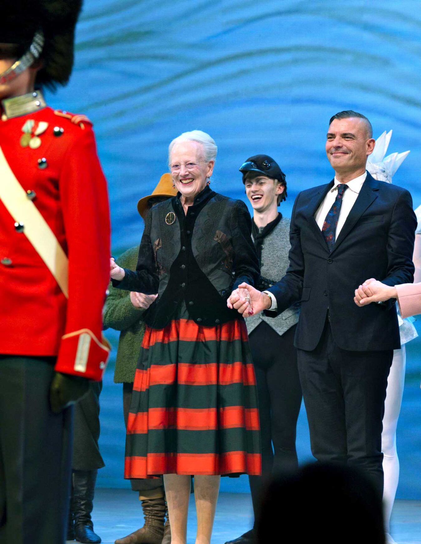 Königin Margrethe wird von Königin Sonja und Graf Nikolai auf der Bühne ...