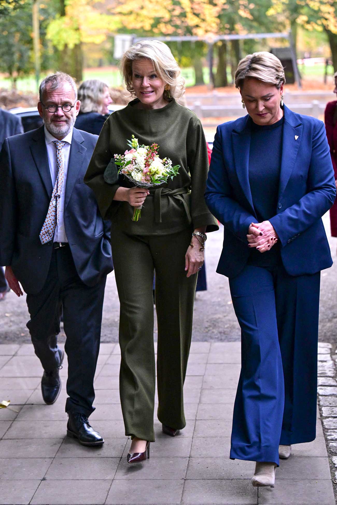 La reine Mathilde assiste à une pièce de théâtre avec un groupe de ...