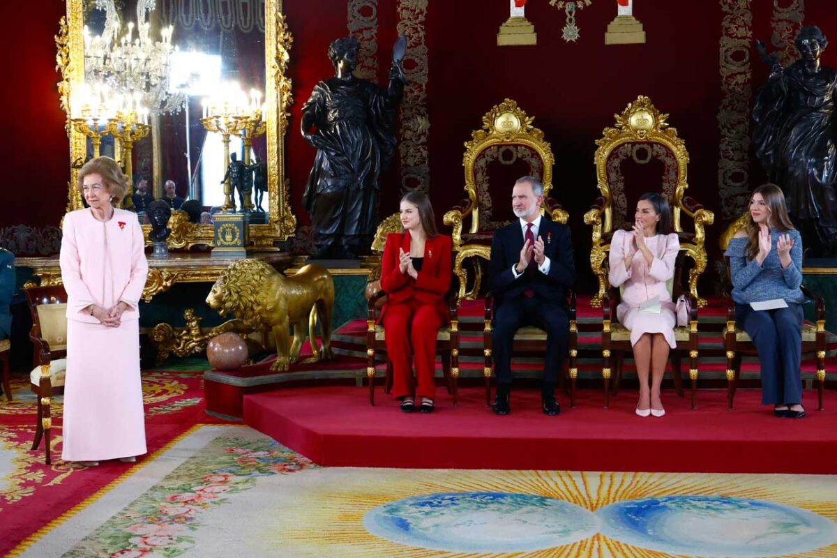 La reine Sofia reçoit l'ordre de la Toison d'or des mains de son fils ...