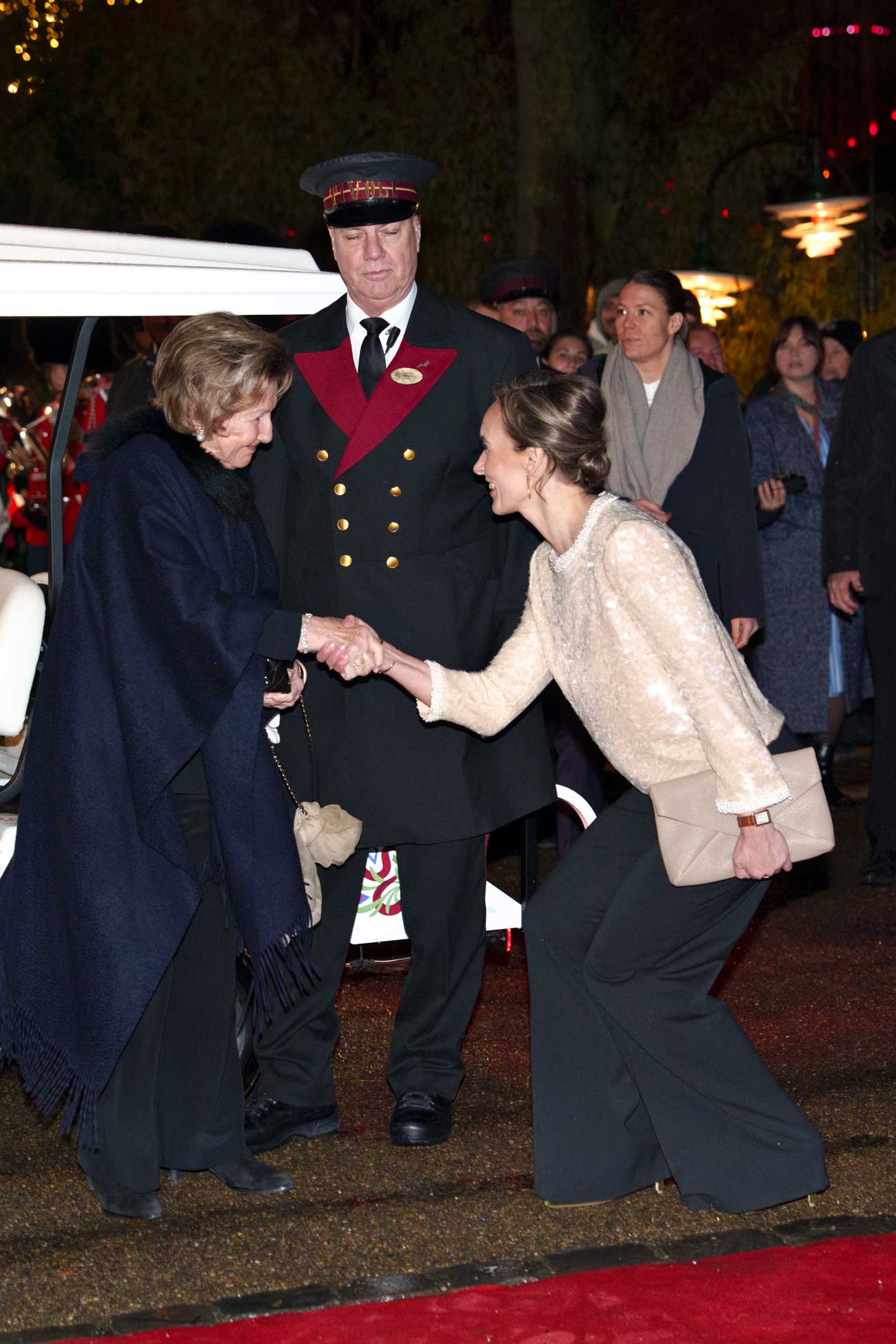 La reine Margrethe applaudie par la reine Sonja et le comte Nikolai sur ...