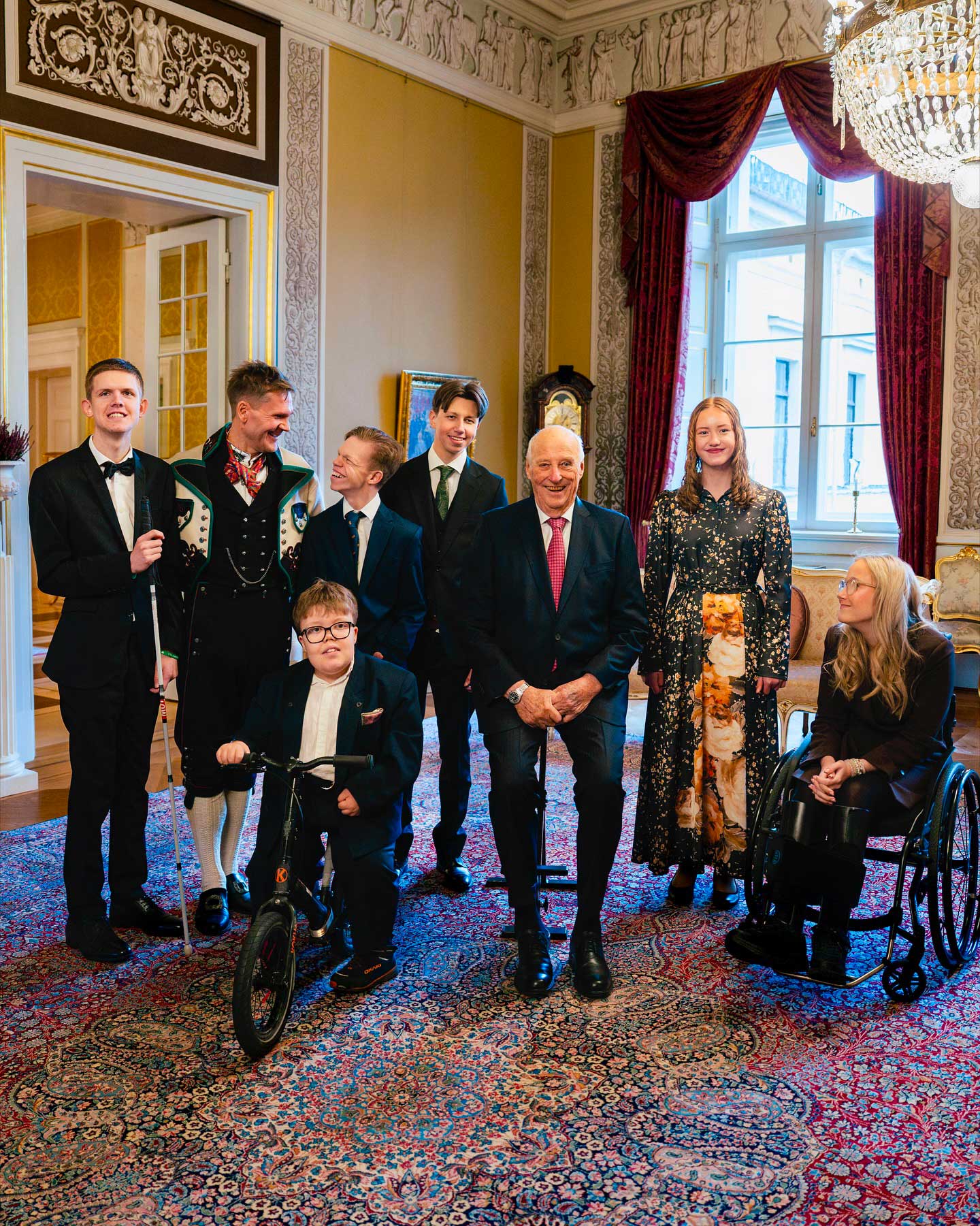 Le roi Harald invite le casting d'une téléréalité inclusive au palais royal d'Oslo