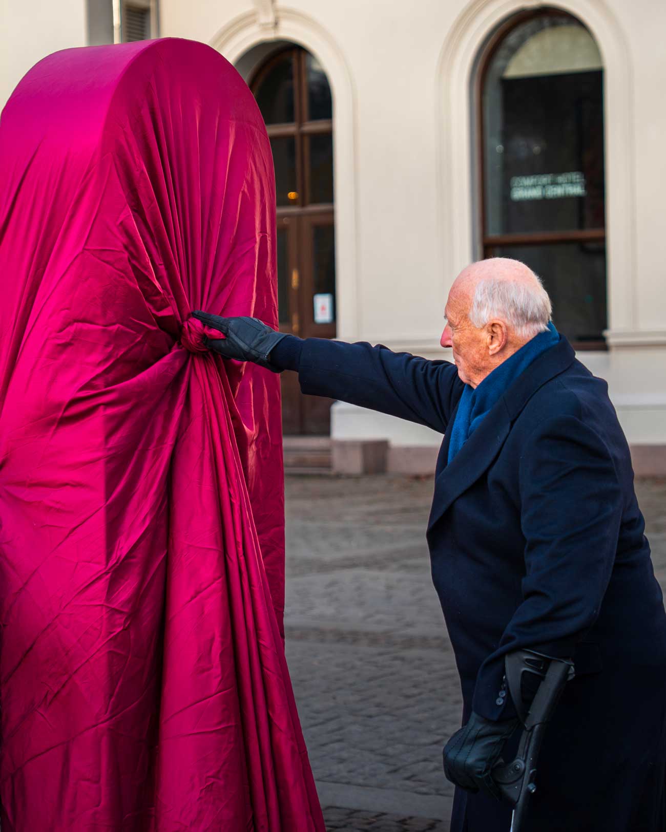 Le roi Harald V dévoile un nouveau monument en mémoire des Roms ...