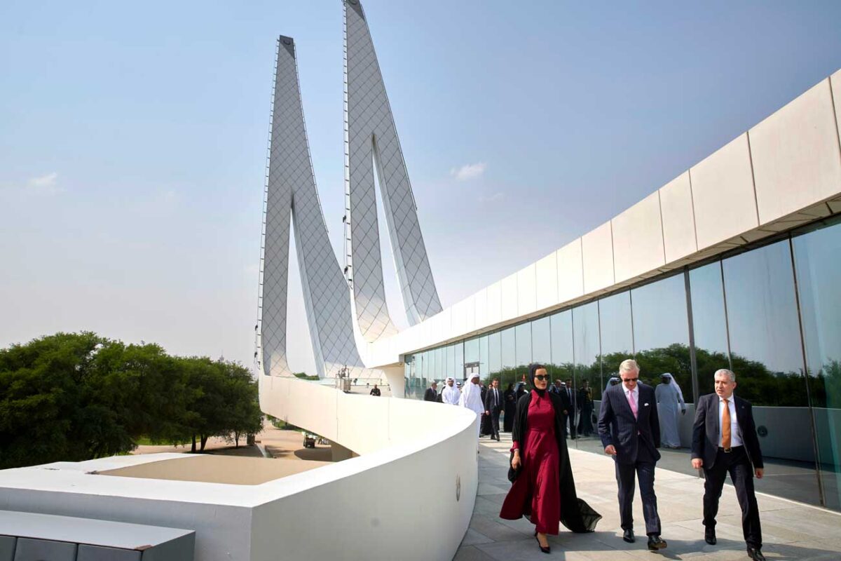 Le roi Philippe et la cheikha Moza du Qatar à la Cité de l'éducation de ...