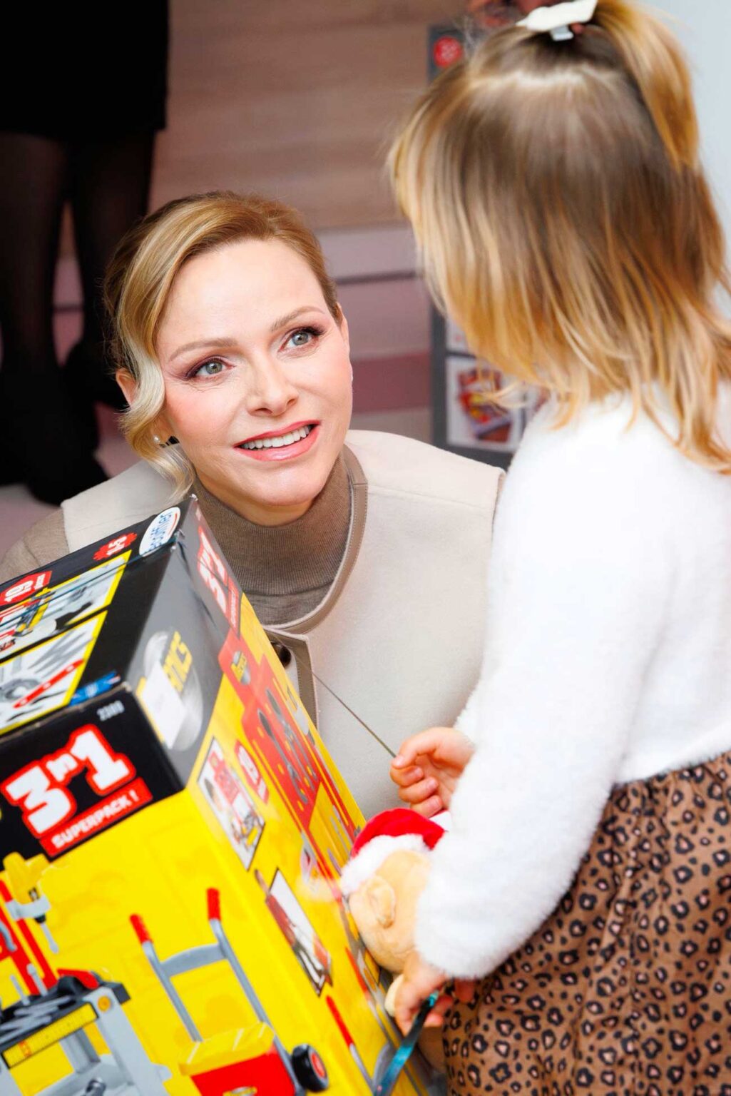 Le prince Albert et la princesse Charlène en tournée de Noël dans les ...