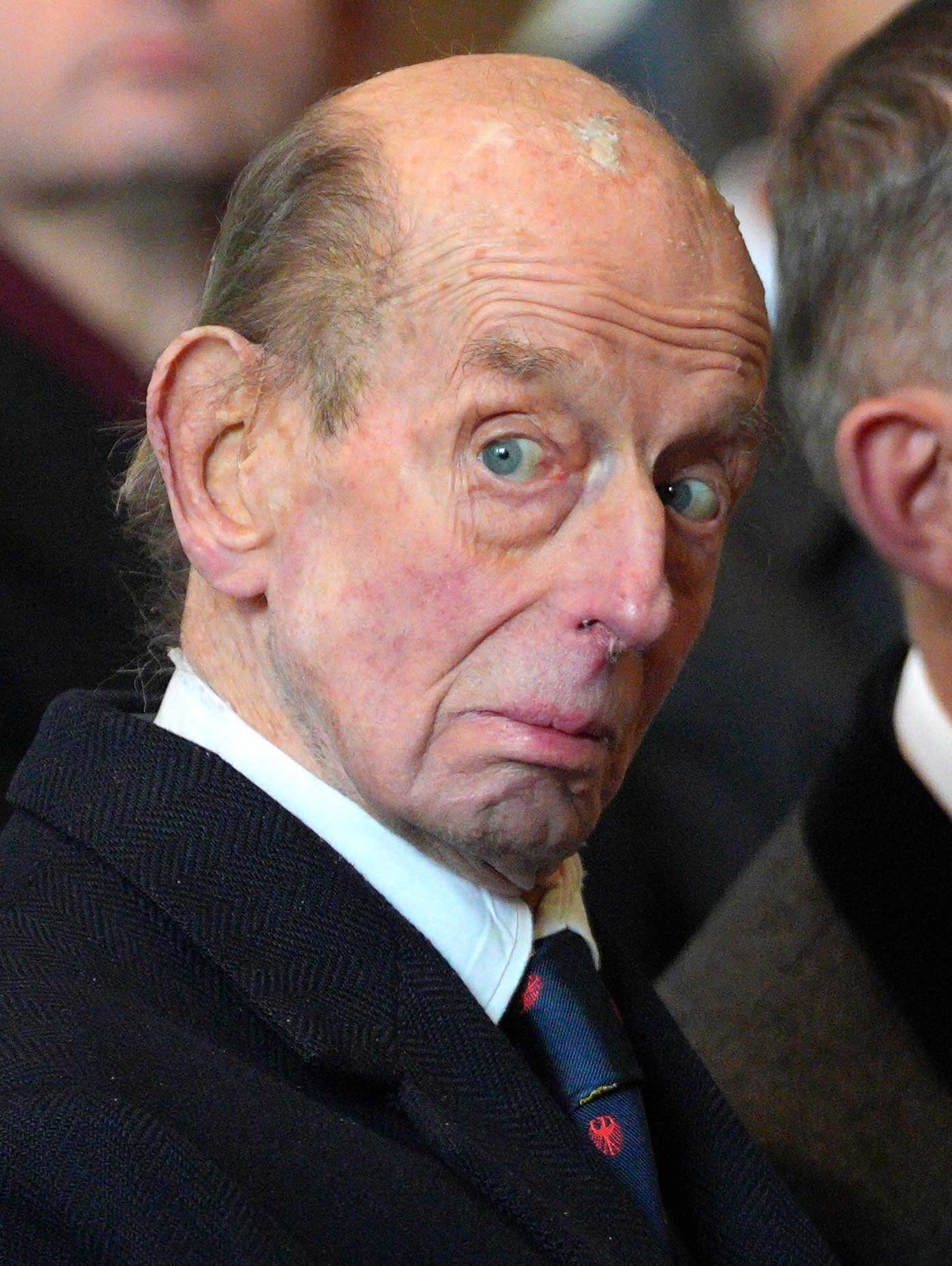 À 90 ans, le duc de Kent visite la cathédrale de Coventry avec le ...