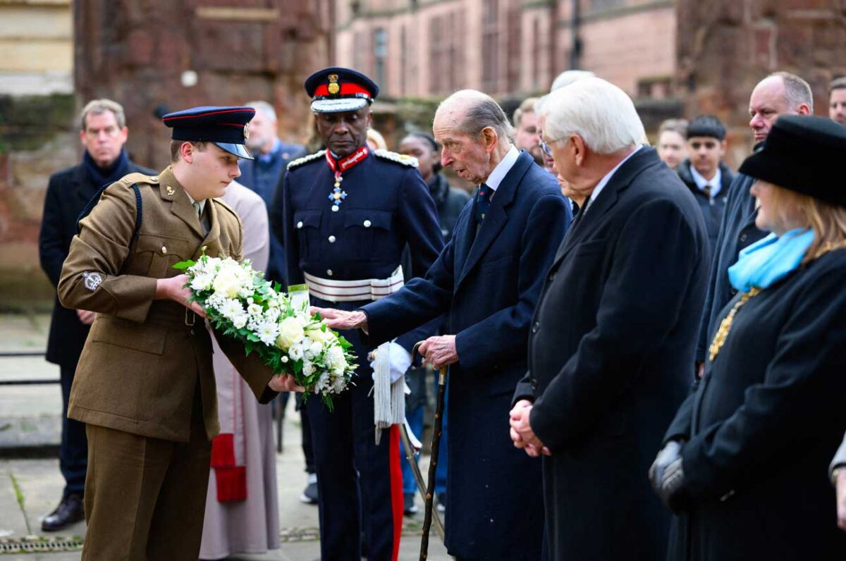 À 90 ans, le duc de Kent visite la cathédrale de Coventry avec le ...