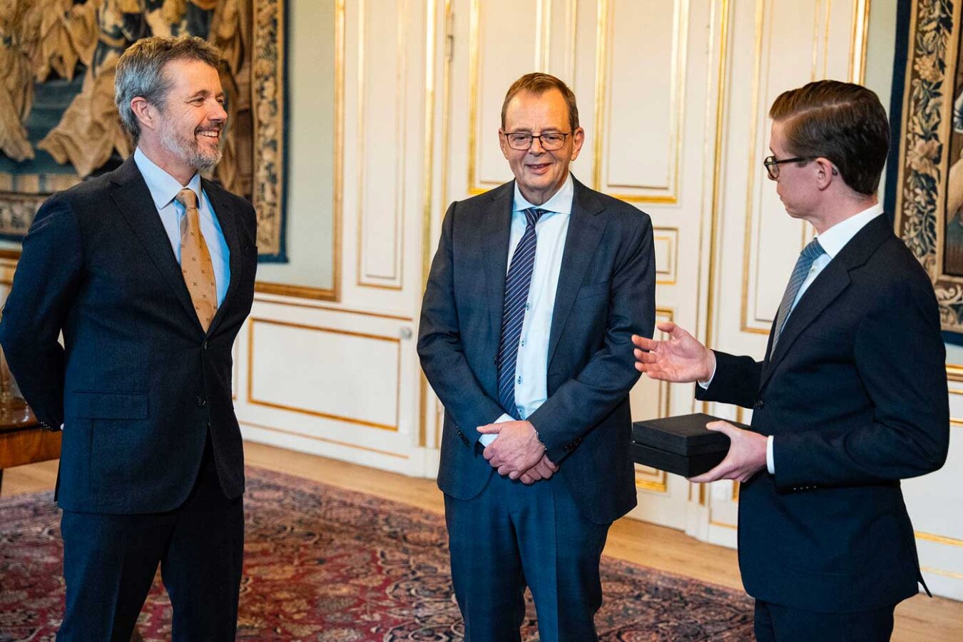 König Frederik X. erhält die ersten dänischen Kronen mit seinem Bildnis