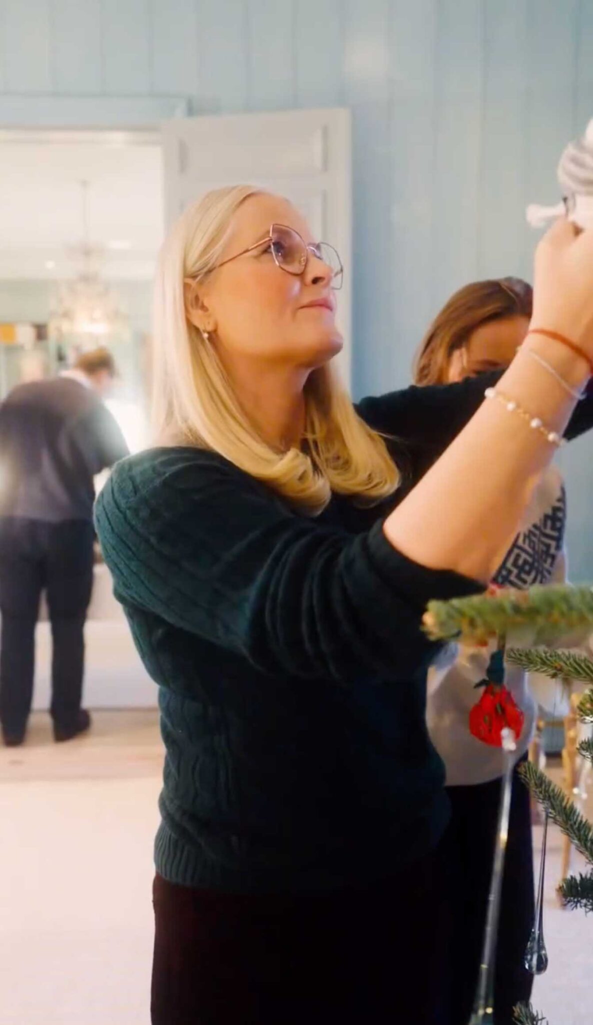 Die norwegische Thronfolgerfamilie schmückt ihren Weihnachtsbaum und ...