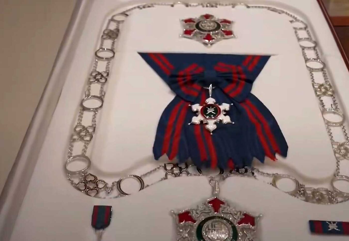 Le sultan d'Oman reçoit le grand collier de l'ordre du Cèdre lors de la ...