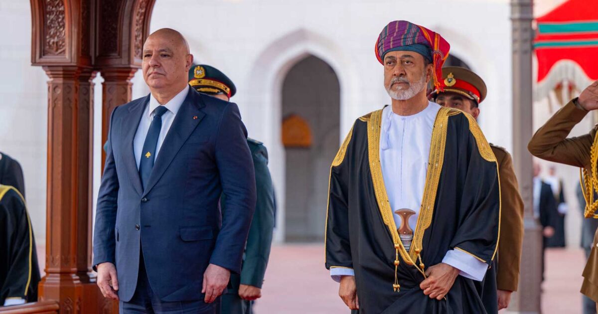 Le sultan d'Oman reçoit le grand collier de l'ordre du Cèdre lors de la ...