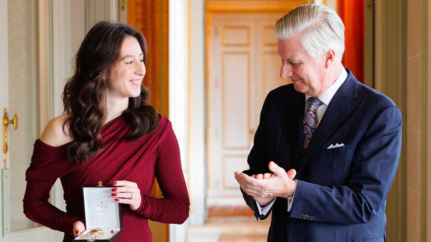 Le roi Philippe remet les insignes de grand officier de l'ordre de ...