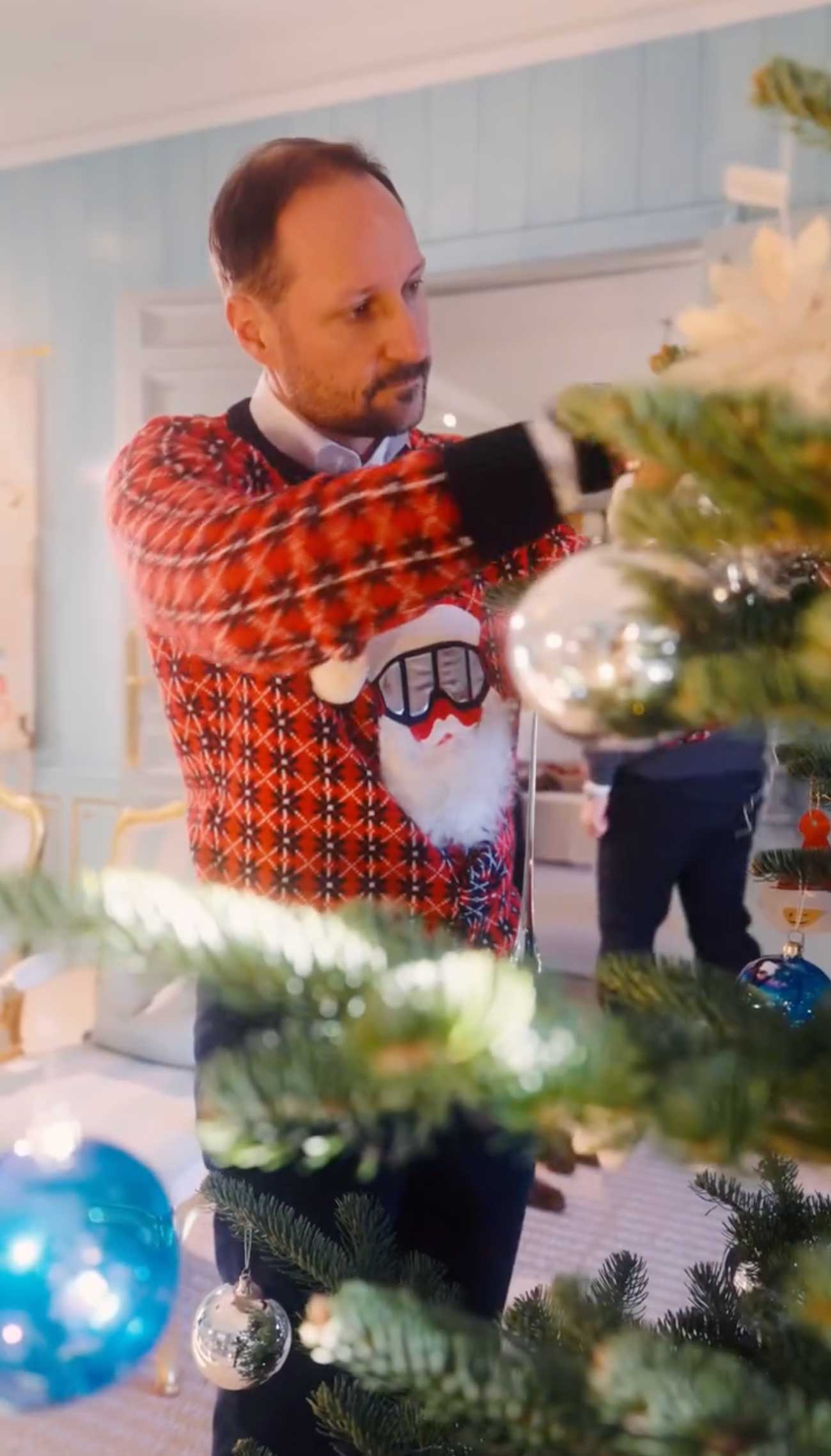 La famille héritière de Norvège décore son sapin de Noël, chassant les ...