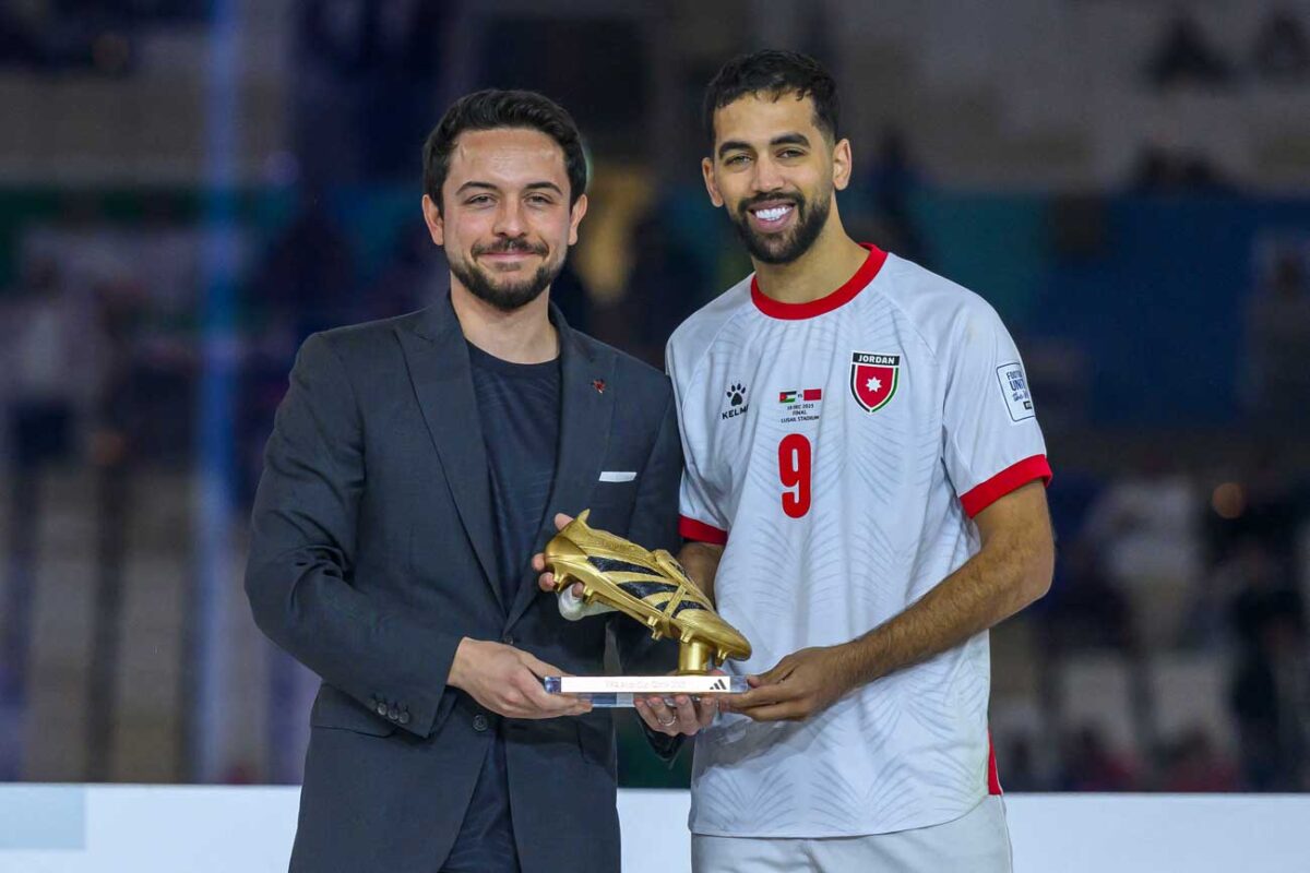 Le prince héritier Hussein remet le Soulier d'or arabe à Ali Olwan