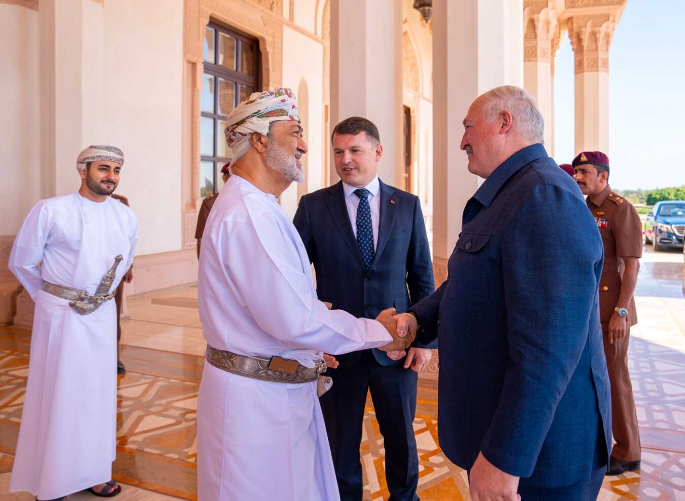 Le sultan d'Oman reçoit le président biélorusse au palais Al Baraka