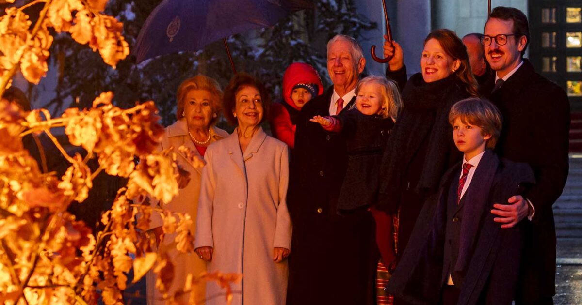 La famille royale de Serbie embrase l'arbre de Noël devant le palais ...