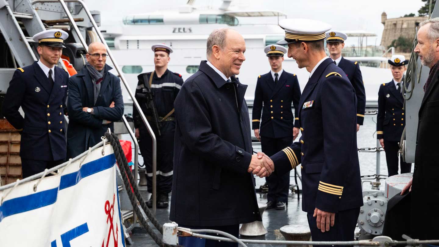 Le prince Albert II à bord d'un navire chasseur de mines français