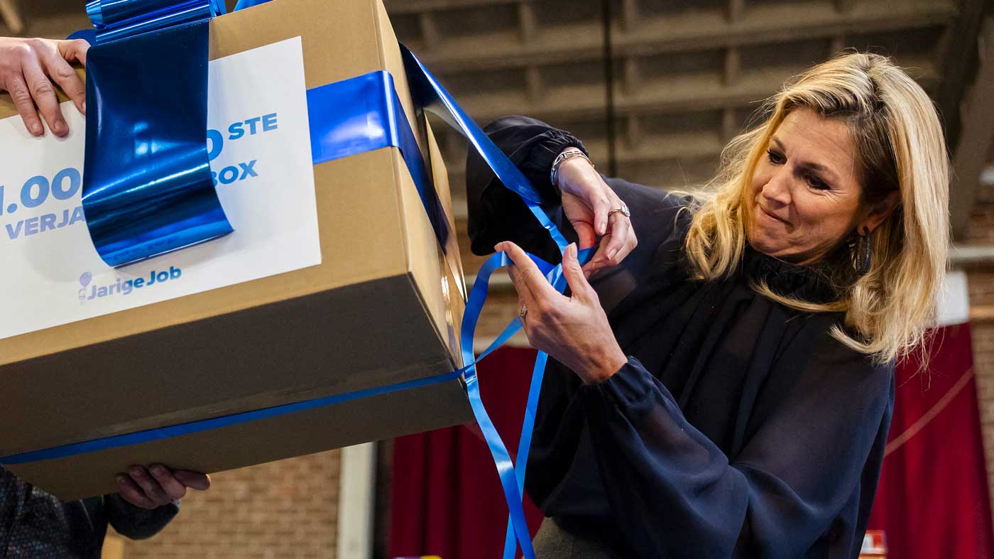La reine Máxima emballe le millionième cadeau d'anniversaire pour un ...