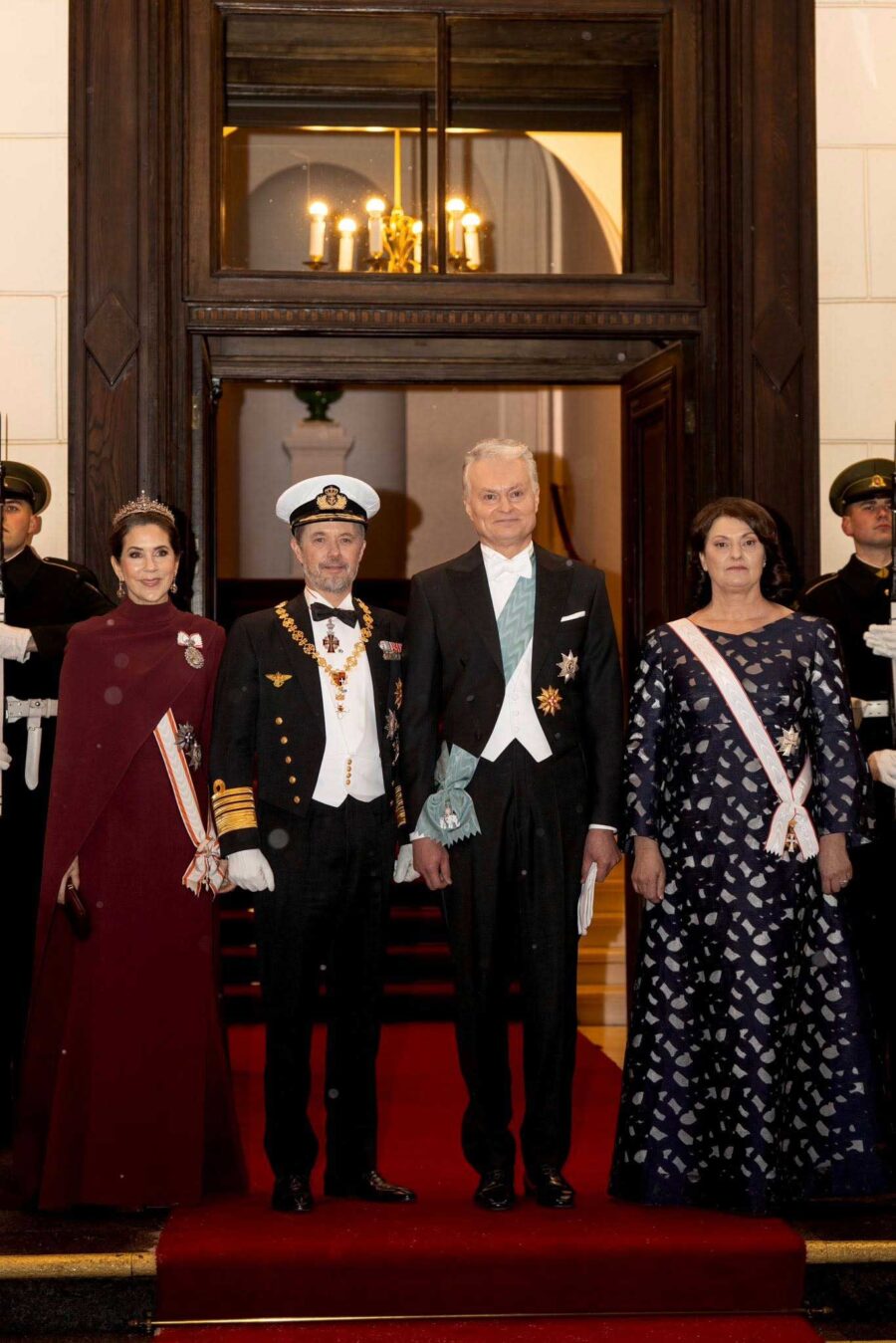 Le roi Frederik X porte la chaîne d'or de l'ordre de Vytautas le Grand ...