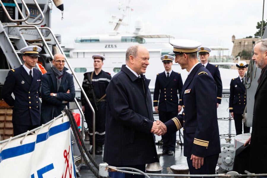 Le prince Albert II à bord d'un navire chasseur de mines français