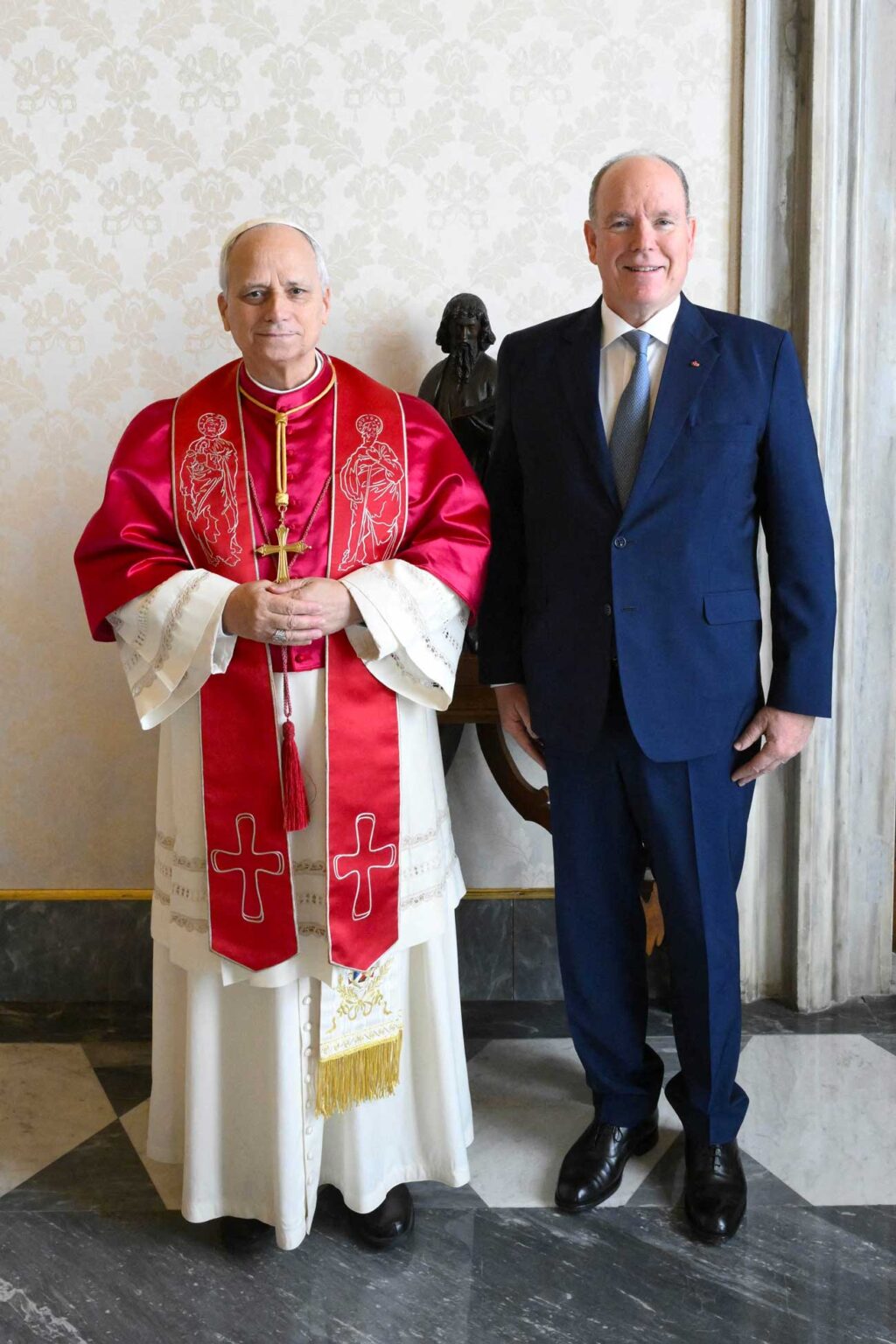 Le pape Léon XIV accueille le prince Albert II balafré au Vatican