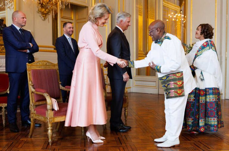 La reine Mathilde enrhumée mais présente au côté du roi Philippe pour ...