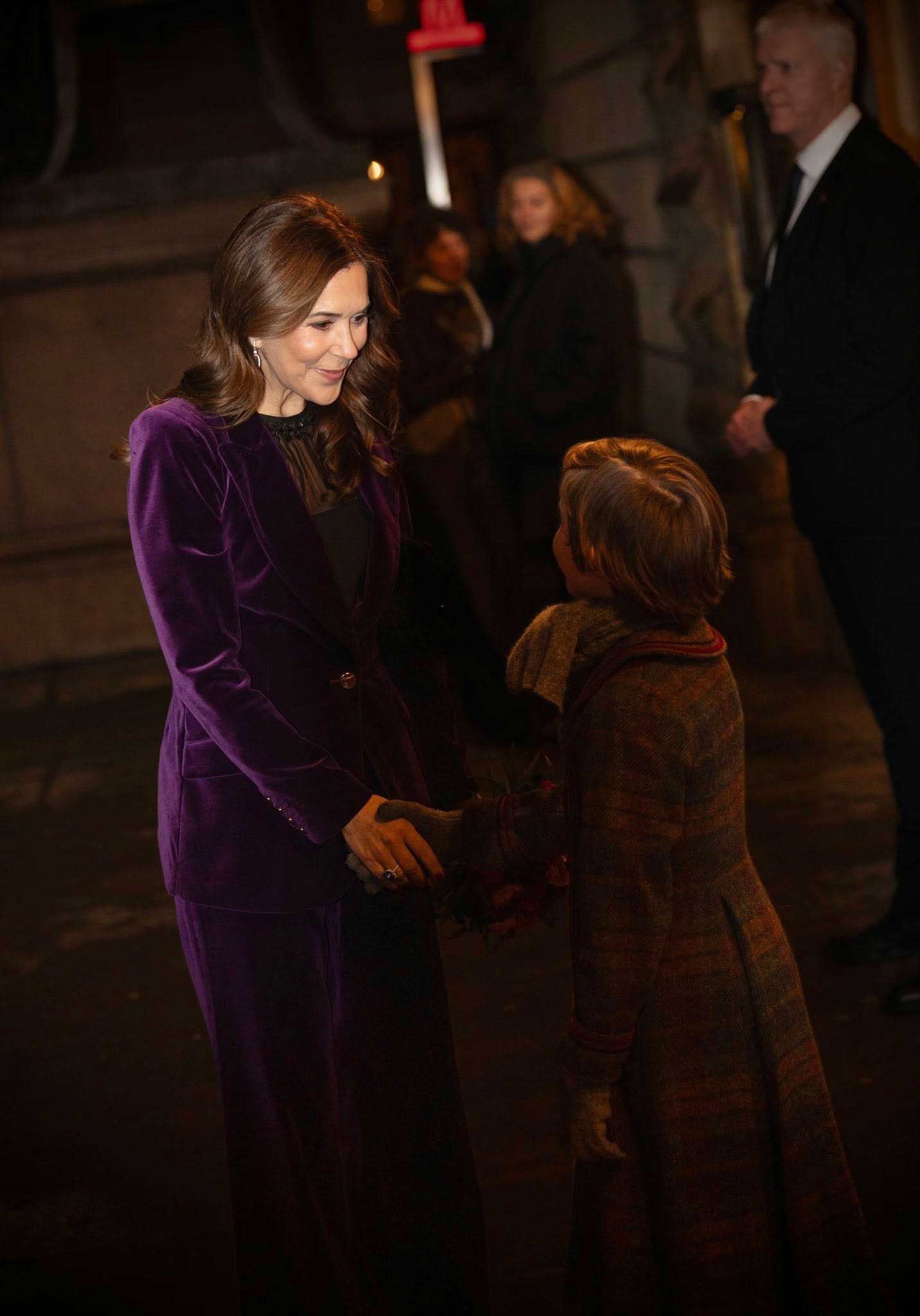 La reine Mary assiste à la représentation d'une célèbre pièce du Canon ...