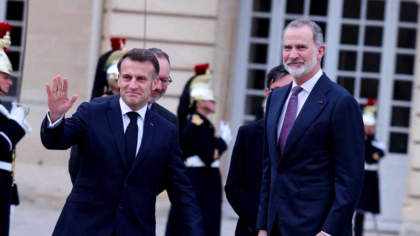 Le roi Felipe VI visite le château de Versailles avec Emmanuel Macron ...