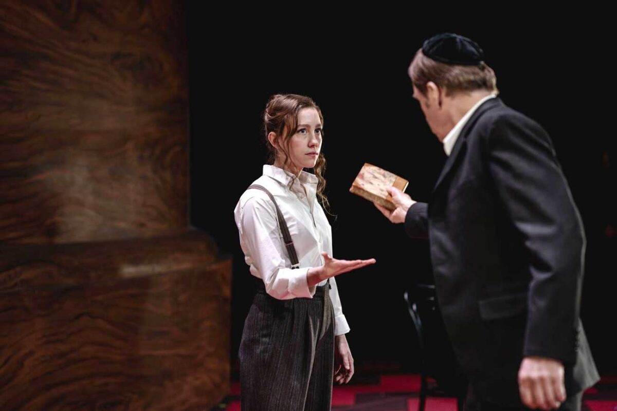 La reine Mary assiste à la représentation d'une célèbre pièce du Canon ...