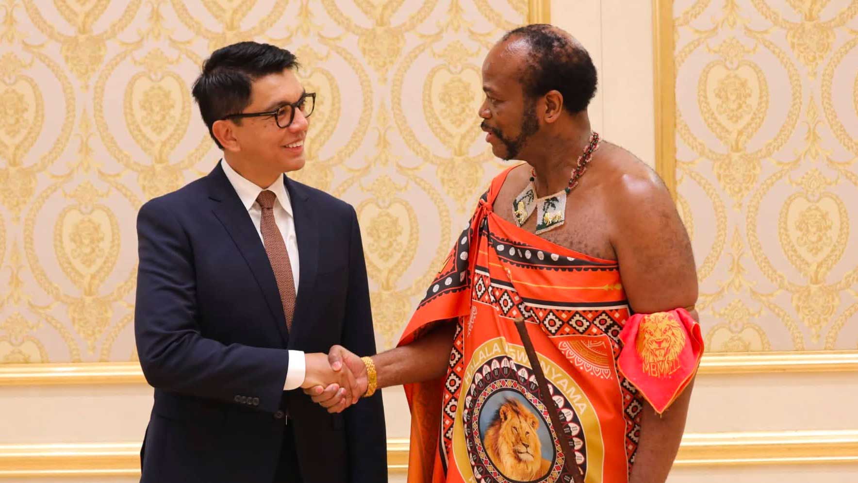 Le roi Mswati III reçoit avec les honneurs l'ex-président en fuite de ...