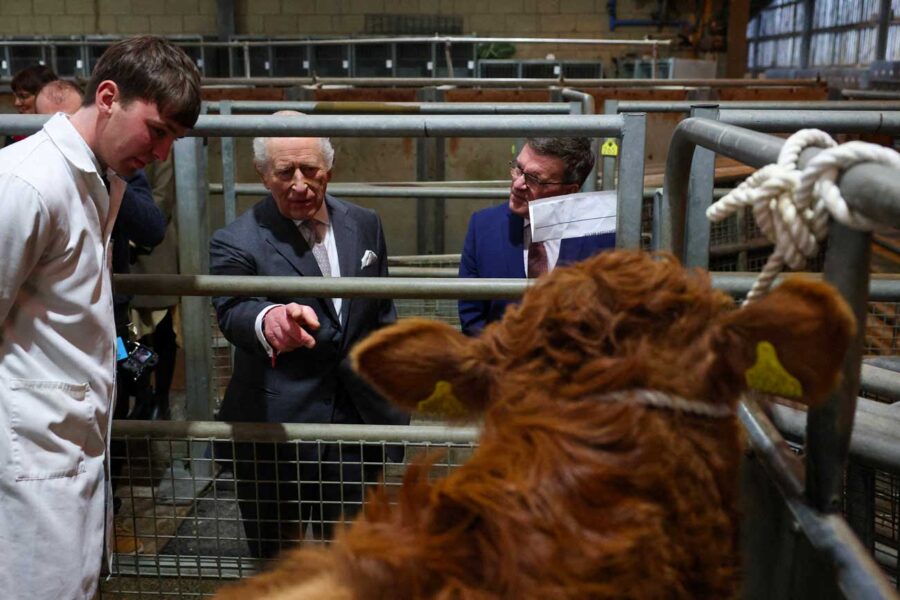 Le roi Charles III visite le marché aux bestiaux de Clitheroe