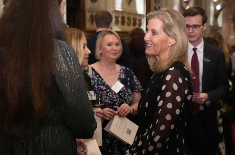 Le roi Charles III, la reine Camilla et les duchesses invitent des ...