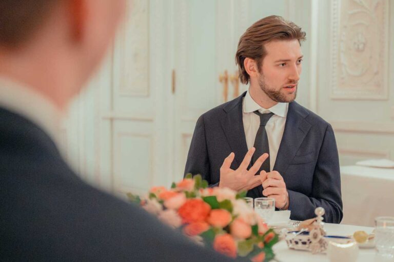 Le roi Philippe et la reine Mathilde invitent des jeunes journalistes à ...