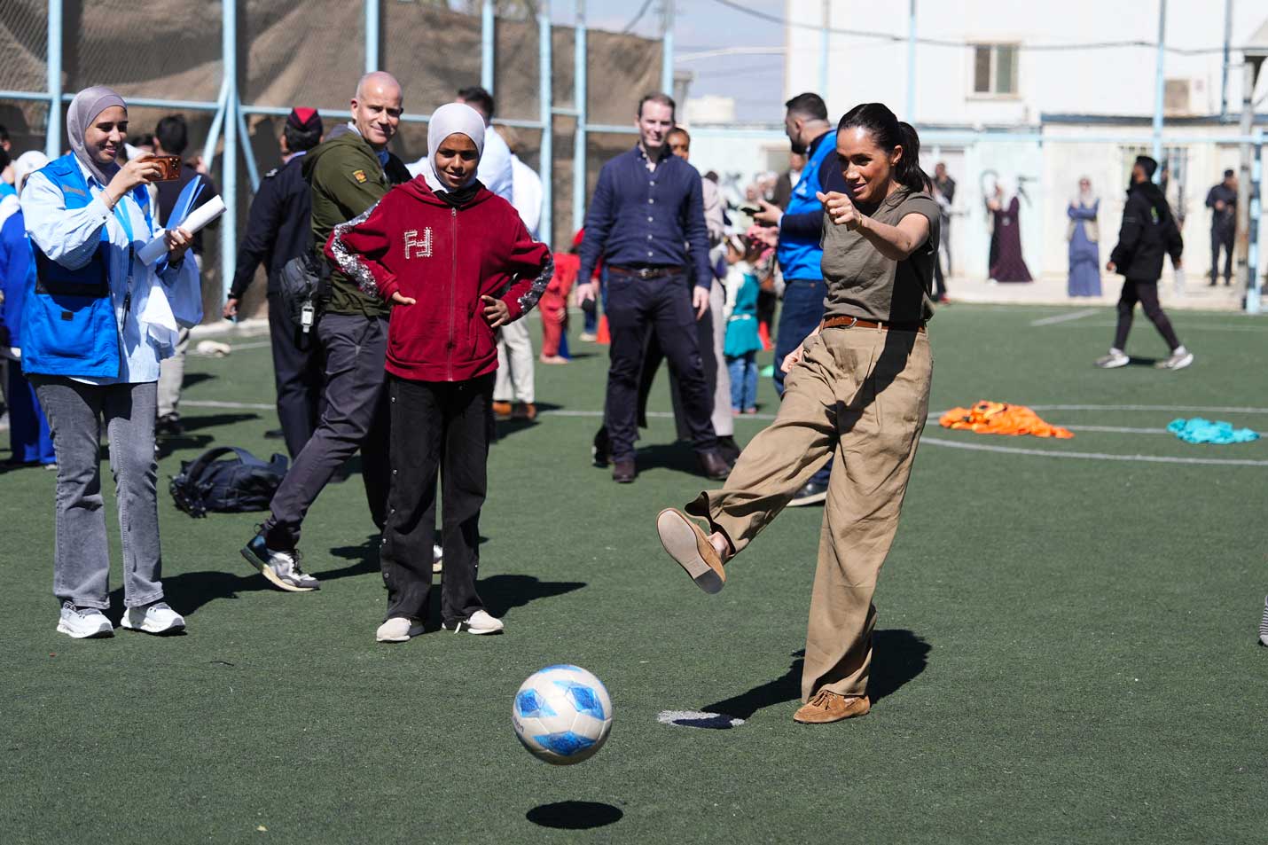 Le prince Harry et Meghan visitent le plus grand camp de réfugiés ...
