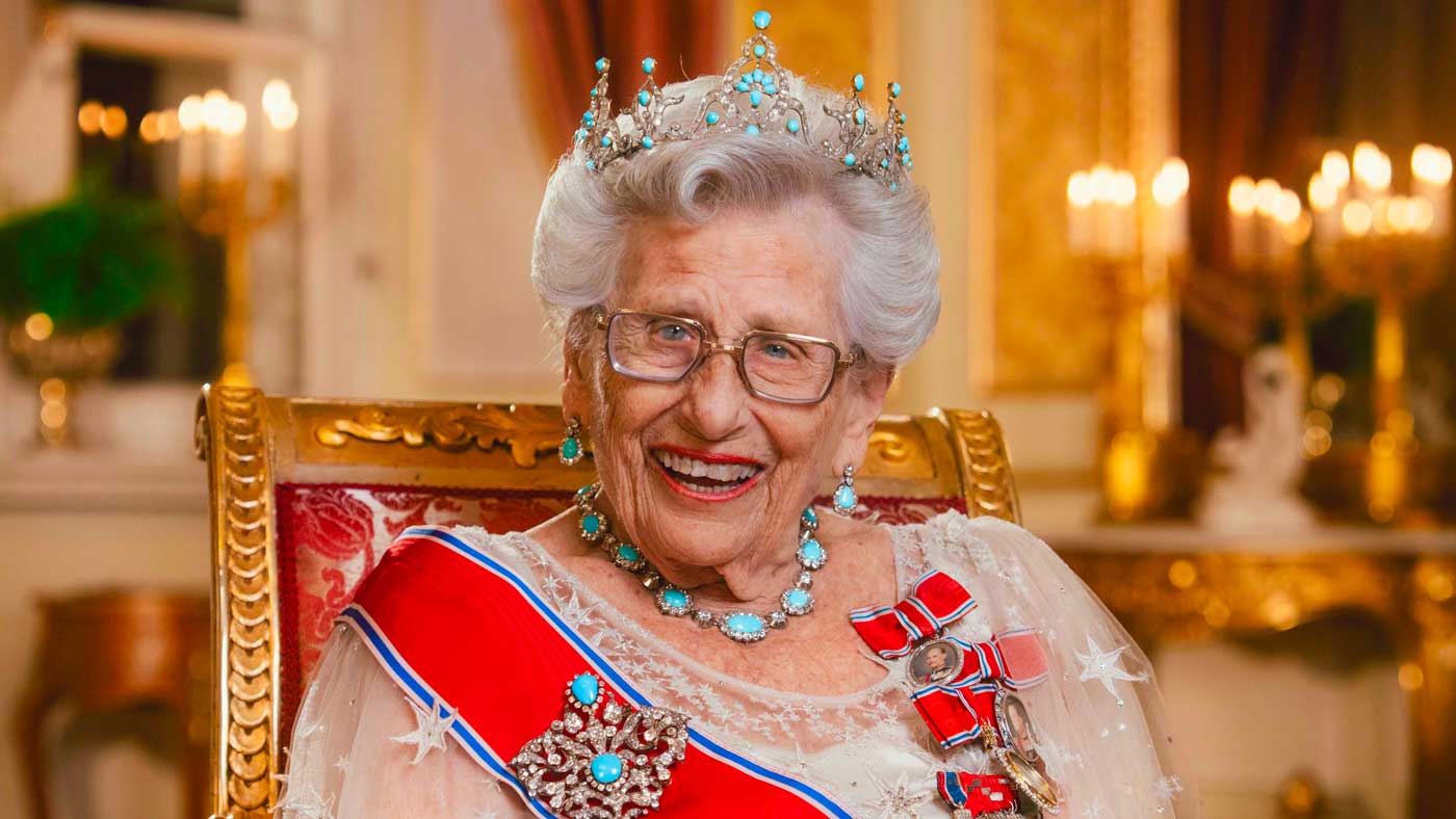 La princesse Astrid pose avec sa couronne de turquoises et un grand ...