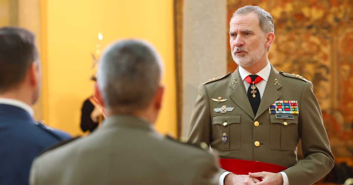 Le roi Felipe VI rencontre les nouveaux officiers généraux et ...