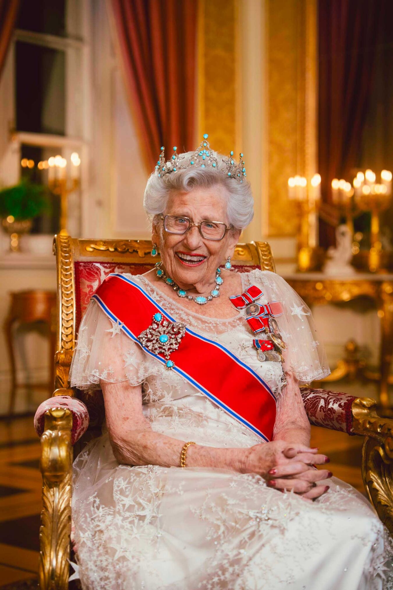 La princesse Astrid pose avec sa couronne de turquoises et un grand ...