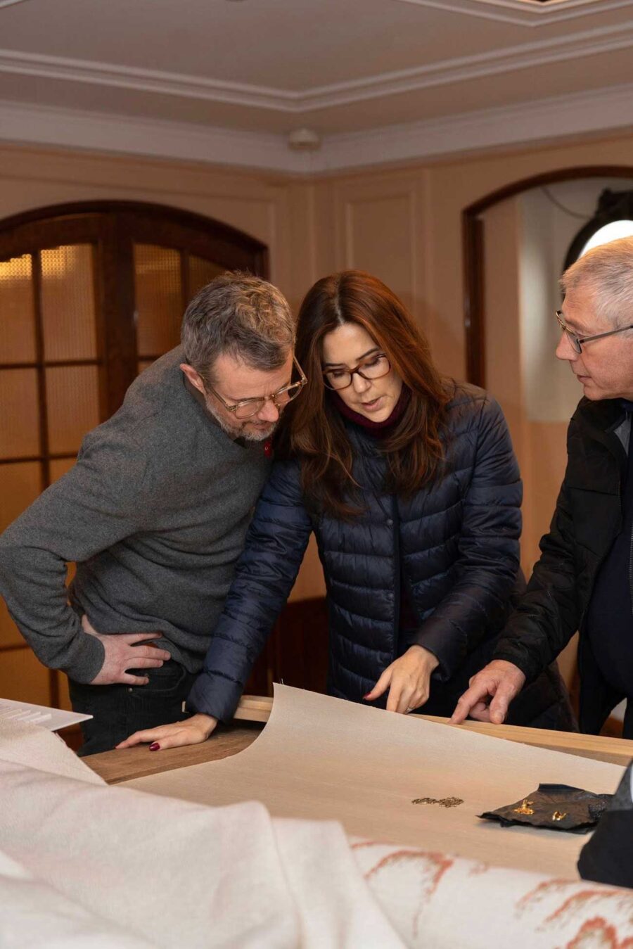 Le roi Frederik X et la reine Mary supervisent les travaux de ...